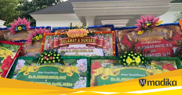 Euforia dan Deretan Karangan Bunga ‘Banjiri’ Rumah Anwar Hafid - Madika