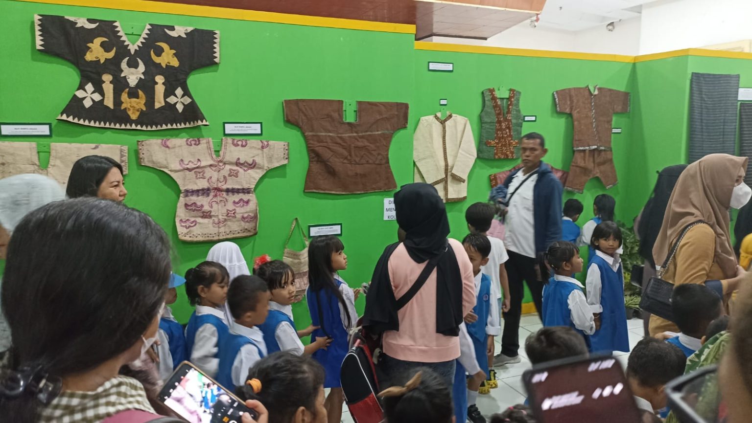 Berbagai Jenis Kain Dan Pakaian Tradisional Khas Sulteng Dipamerkan Di ...